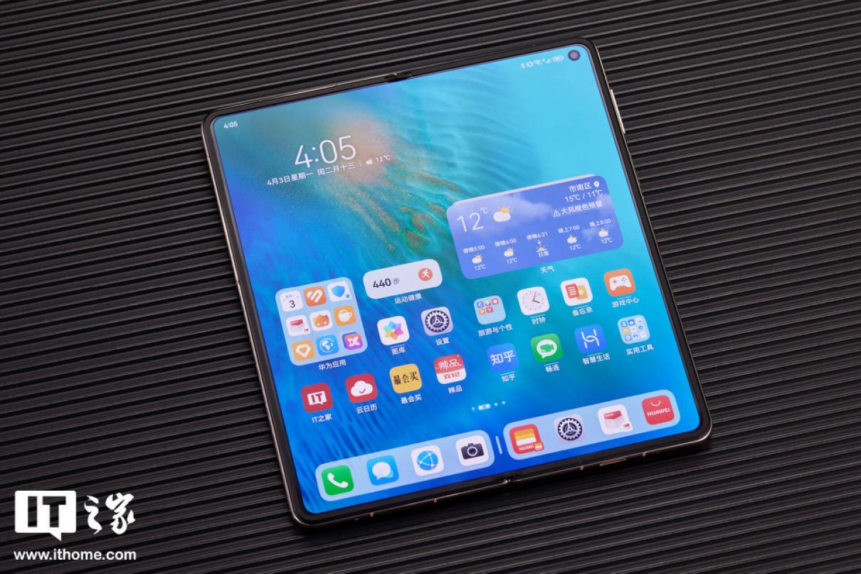 李小龙：两颗 IC 串联，华为 Mate X3 折叠屏手机做到内外屏 PPI 一致 - 通信终端 — C114通信网
