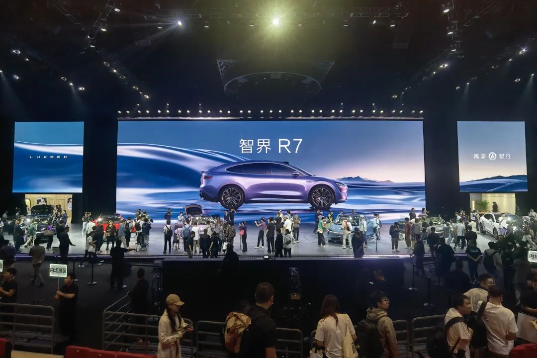 智界R7来了！鸿蒙智行首款轿跑SUV 售价25.98万元起 - 华为 — C114通信网